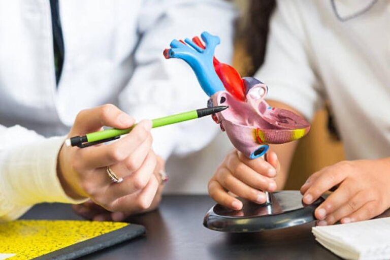 Incidencia, predictores y eventos asociados al leak paravalvular post ...